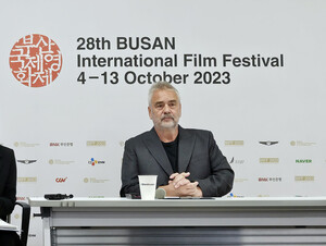 [28th BIFF] '도그맨' 뤽 베송 감독 "'개 철창에 4년간 아들 가둔 父' 실화에서 시작"